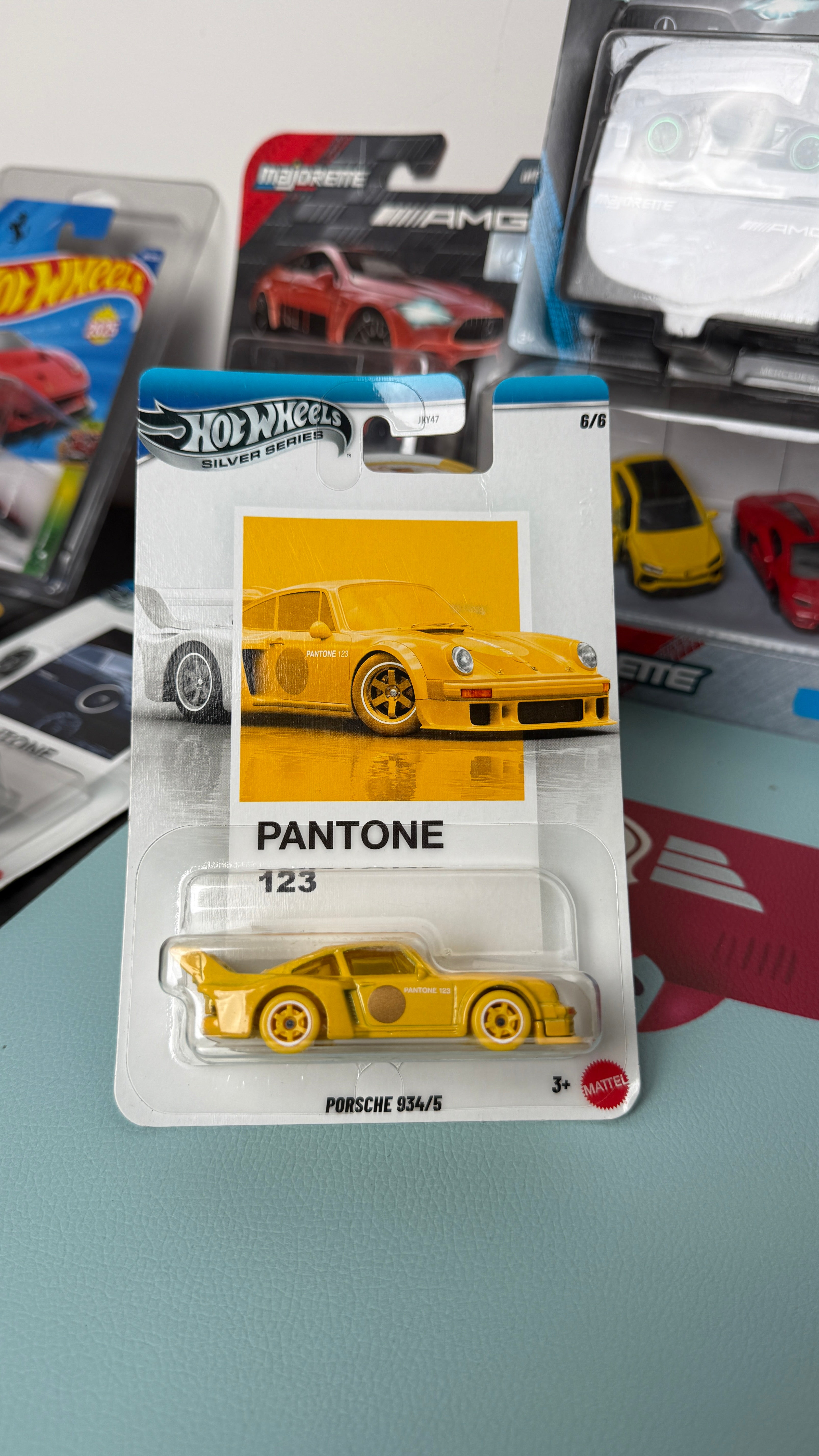 Hot Wheels - Pantone Porsche 934/5 – RyWheelz